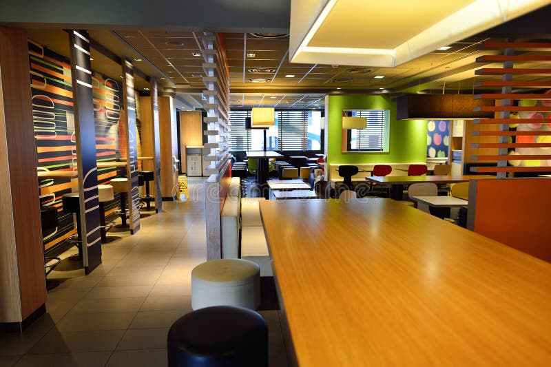 Interior de McDonald's fotografia editorial. Imagem de interior - 51478672