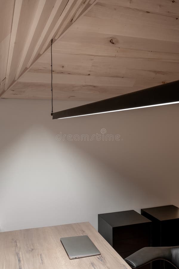 Interior Iluminado Con Techo De Madera Inclinado Imagen de archivo ...