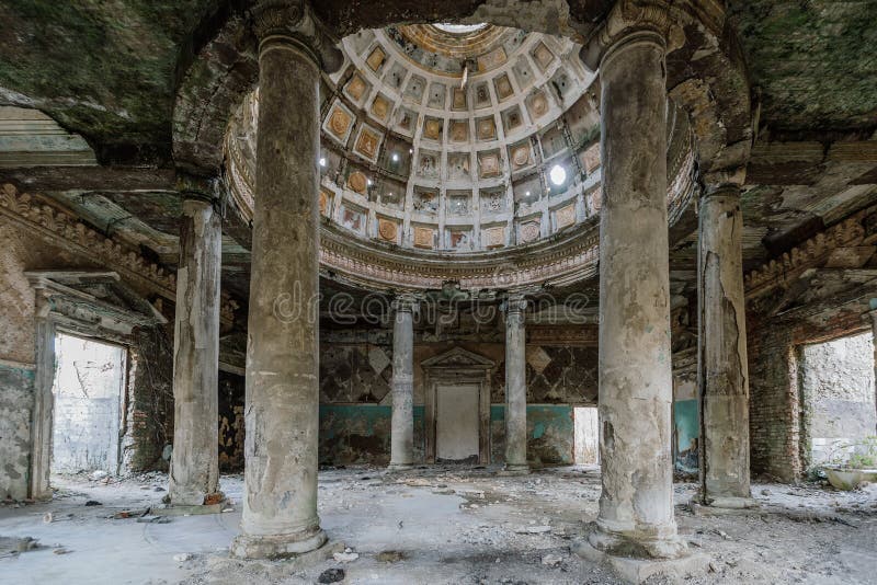 Interior of Old Ruined Palace with Columns and Dome Editorial Photo ...