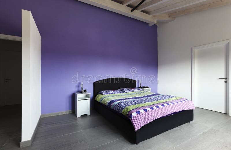 Interior, Quarto Com Parede Roxa Imagem de Stock - Imagem de luxo ...