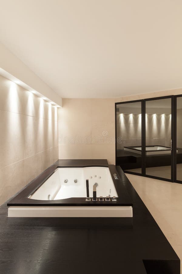 Cuarto De Baño Con El Jacuzzi De La Terraza Foto de archivo - Imagen de ...