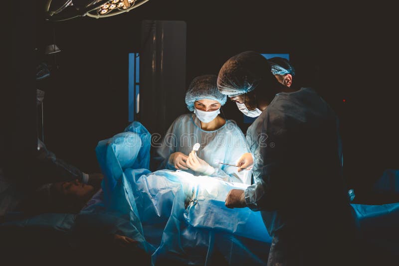 An International Team of Doctors Performs a Complex Surgical Operation ...