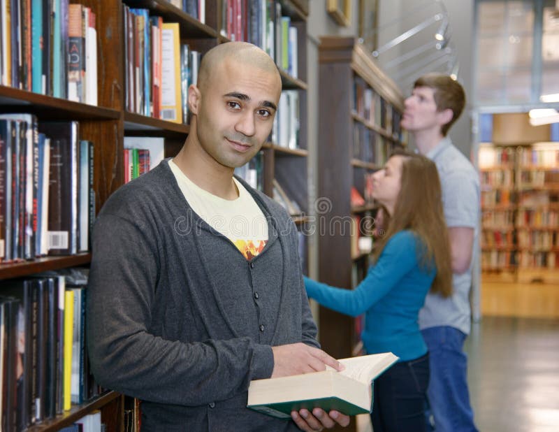 Internationale Studenten in Een Bibliotheek Stock Foto - Image of ...