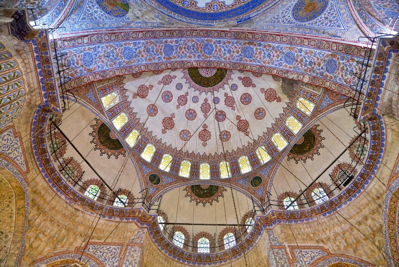 De Binnenkant Van De Moskee in De Tilla-Kari Madrasah Op Het Registan ...