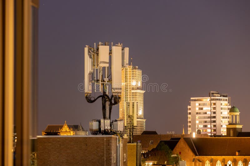 Internet Connection Tower at Night with 5G Network in an Urban Setting ...