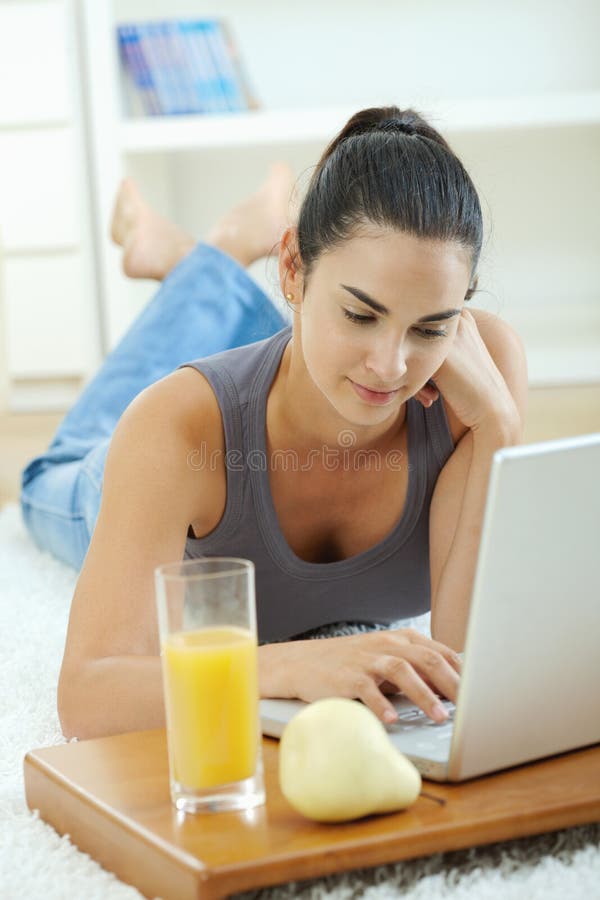 Internet De La Ojeada De La Mujer Imagen de archivo - Imagen de ...