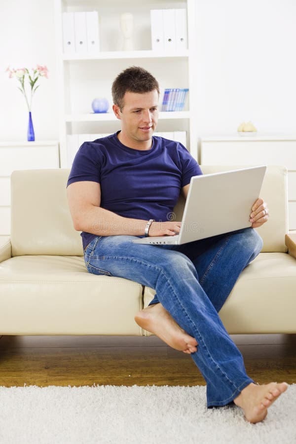 Internet De La Ojeada Del Hombre Imagen de archivo - Imagen de color ...