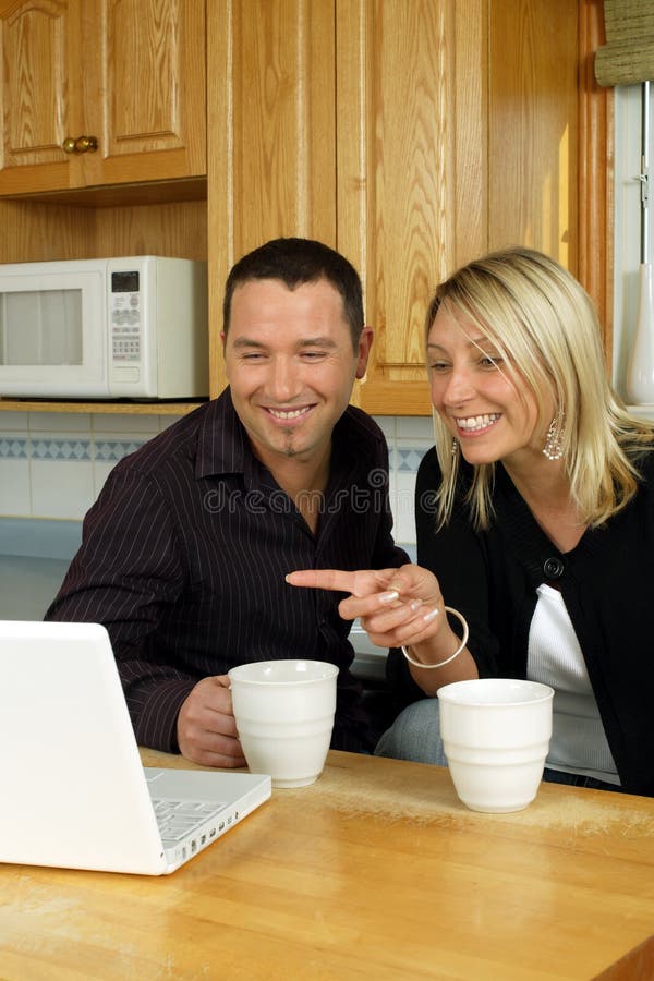 Internet Joven De La Ojeada De Los Pares Imagen de archivo - Imagen de ...