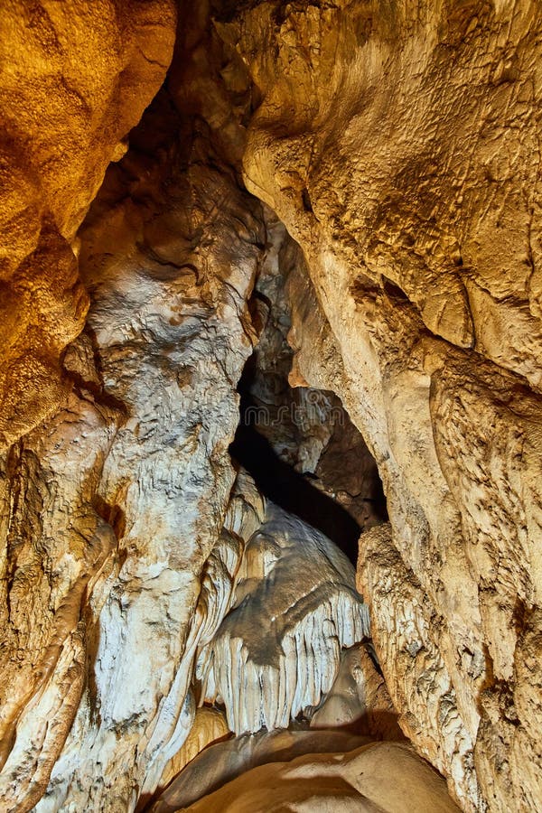 Interno Della Caverna in Una Montagna Del Calcare Fotografia Stock ...