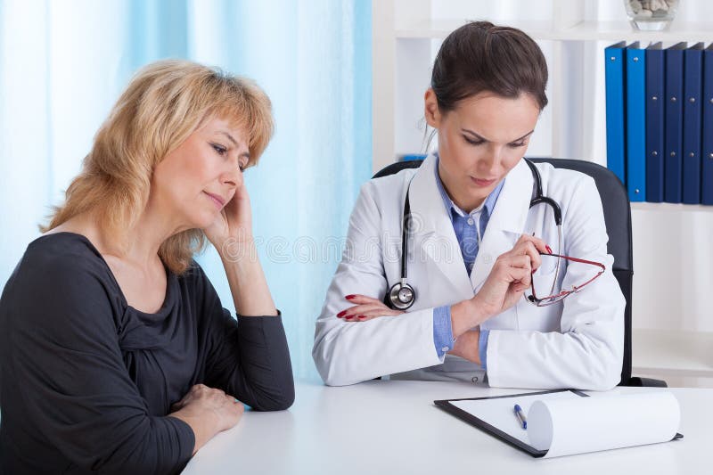 Interno Que Tiene Malas Noticias Para Un Paciente Foto de archivo ...