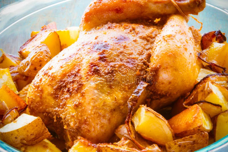 Intero pollo di arrosto fotografia stock. Immagine di pranzo - 62723550