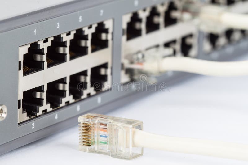 Interruptor De Red Y Cables De Ethernet Foto de archivo - Imagen de ...
