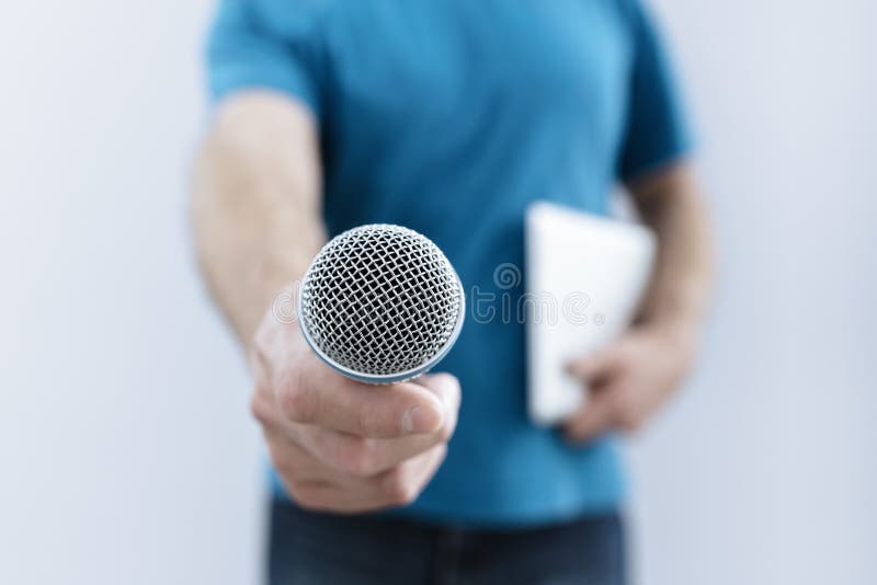 Interview mit Mikrofon stockfoto. Bild von hören, sitzung - 66944198