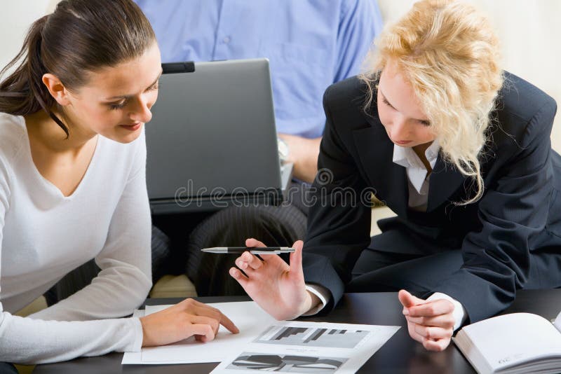 Intervista immagine stock. Immagine di associazione, capi - 3244389