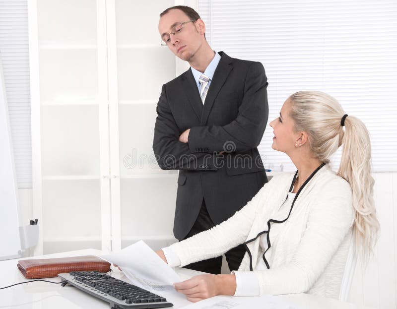 Secrétaire Se Penchant Provocateur Au-dessus De L'homme Au Travail ...