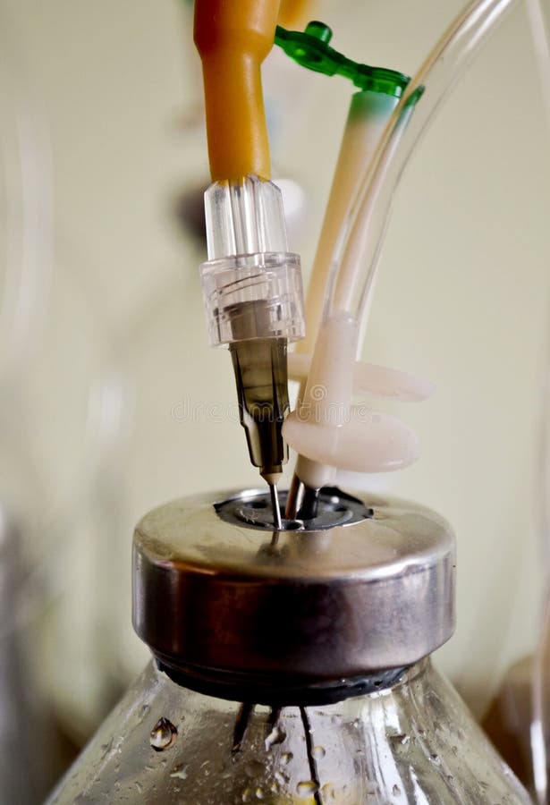 Intraveneus druppelbuisje stock foto. Image of kliniek - 30719086