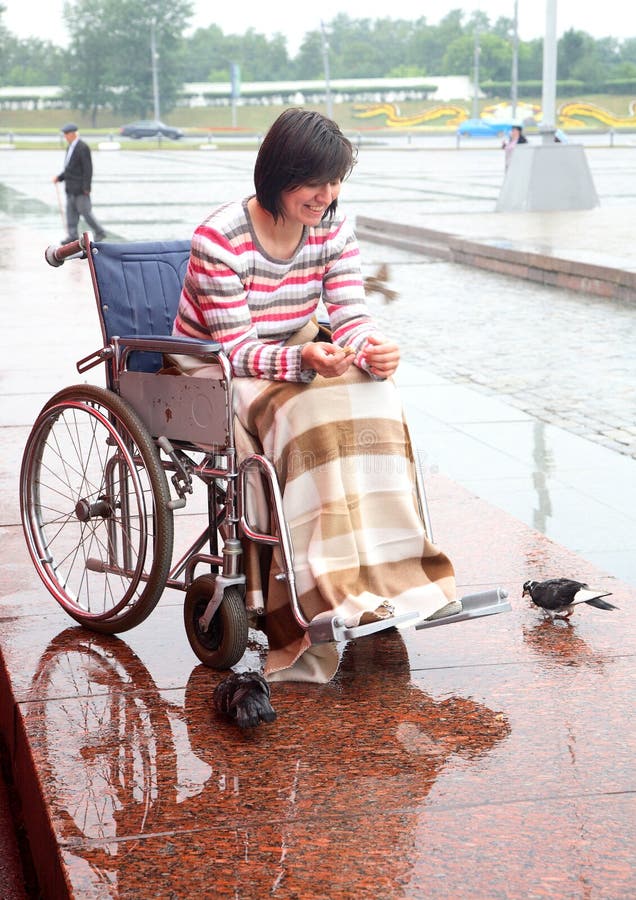 Carro inválido viejo foto de archivo. Imagen de paralizado - 10122496