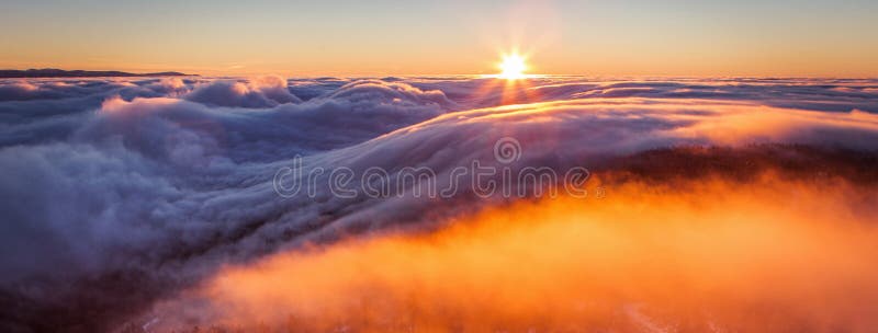 Inversie in De Vallei Bij Zonsondergang Stock Afbeelding - Image of ...