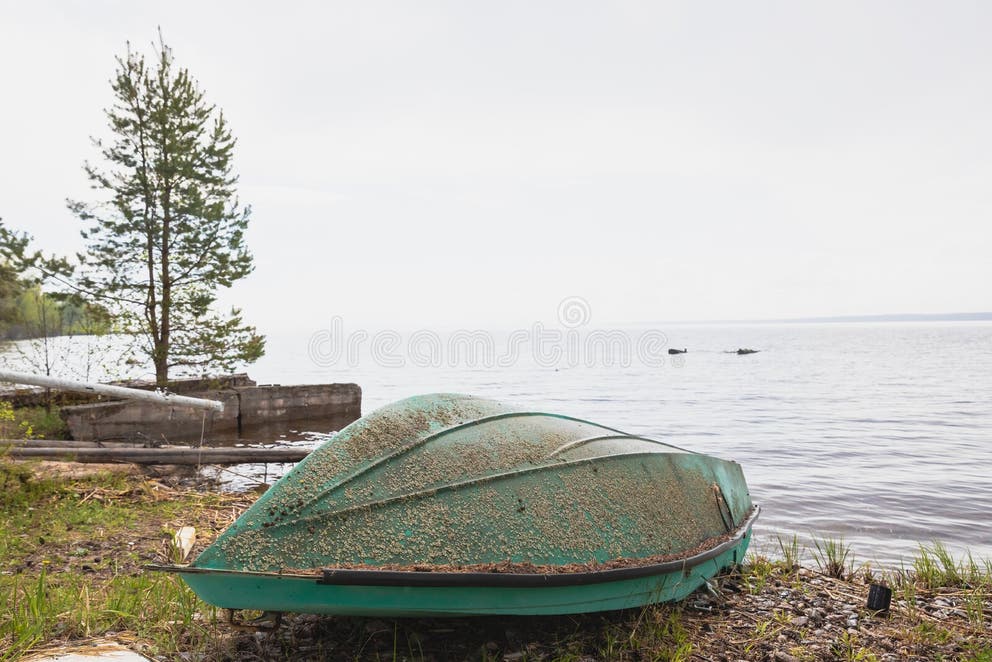 Inverted Boat on Deserted Beach Stock Image - Image of inverted, shore ...
