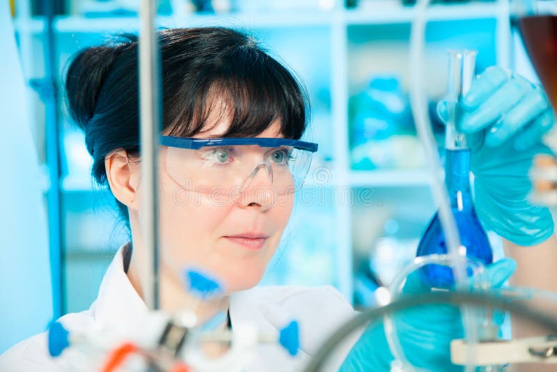 Investigador Científico Con El Microscopio Foto de archivo - Imagen de ...