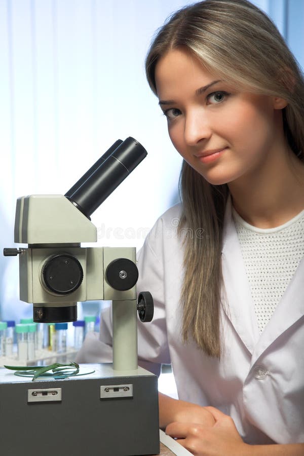 Investigador Con El Microscopio Imagen de archivo - Imagen de ...