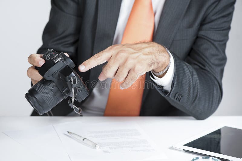 Investigateur Observant Les Preuves Par La Loupe Photo stock - Image du ...