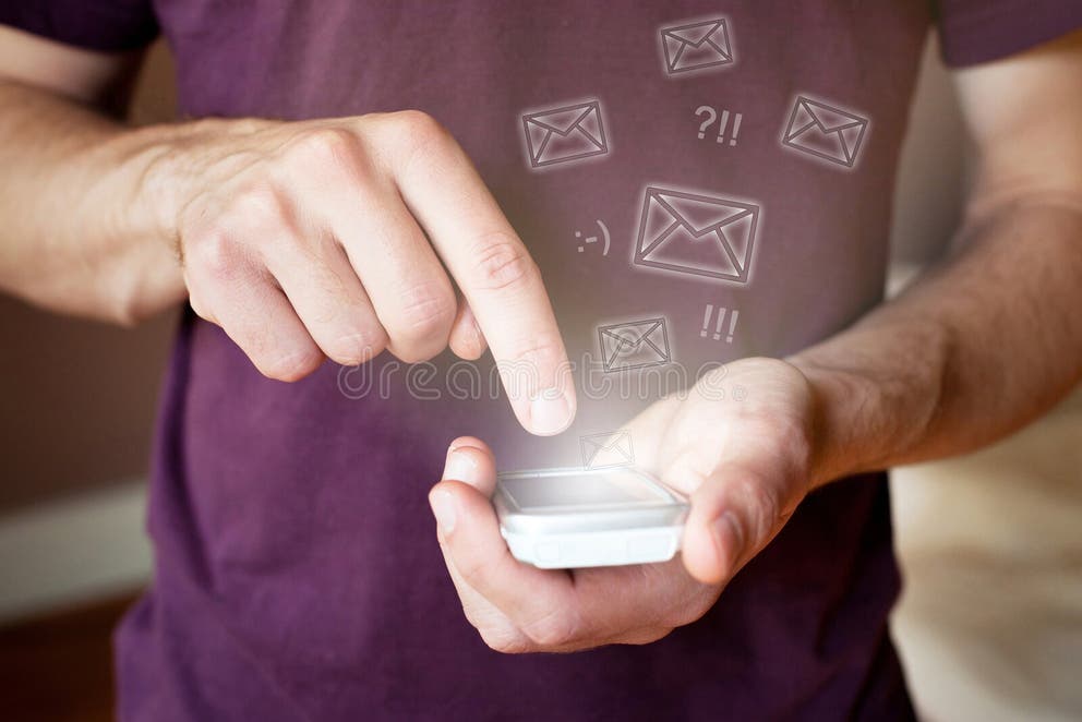 Invio I Messaggi, Gli Sms E Dei Email Fotografia Stock - Immagine di ...