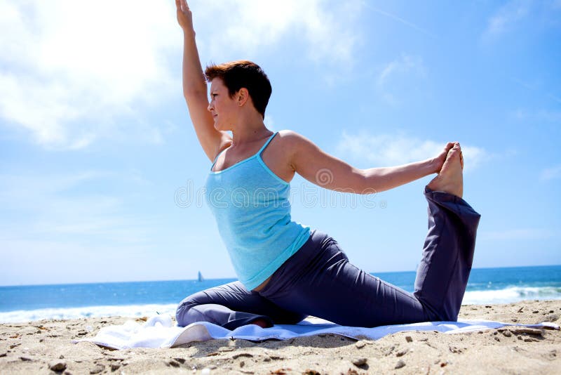 Mulheres Que Praticam a Ioga Imagem de Stock - Imagem de roupa ...