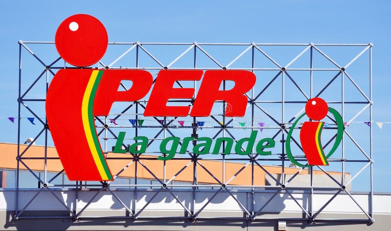 Logotipo Iper E Vitrine Da Loja à Noite. Iper é a Marca Com a Qual O ...