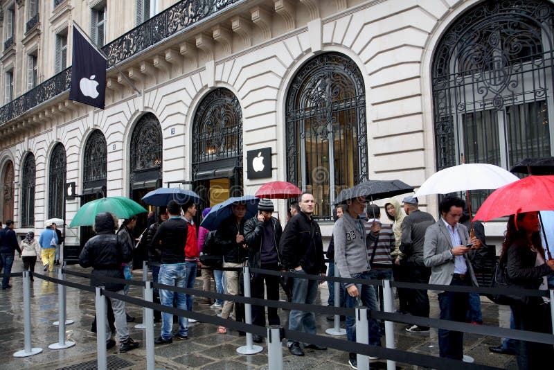 IPhone 5 launch in London editorial stock image. Image of telephone ...
