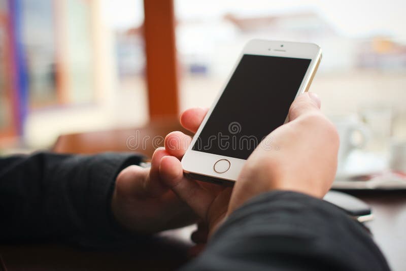 BUCAREST, RUMANIA - 21 DE NOVIEMBRE DE 2014: Foto De La Mano Que ...