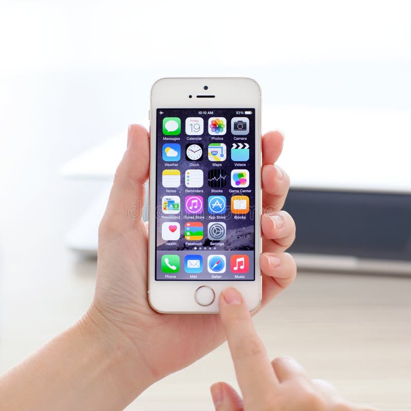 Mano Femenina Que Sostiene El IPhone Blanco 5s De Apple Con Google ...