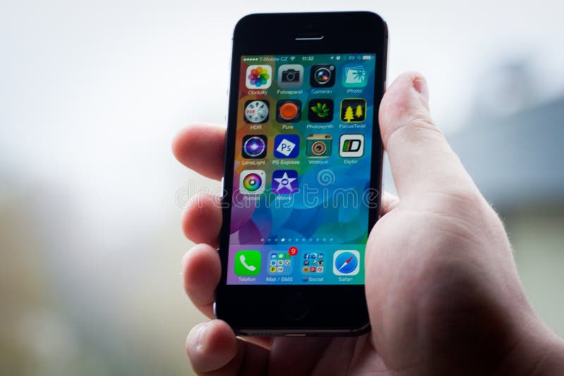 IPhone 5S dans la main image éditorial. Image of application - 35666775