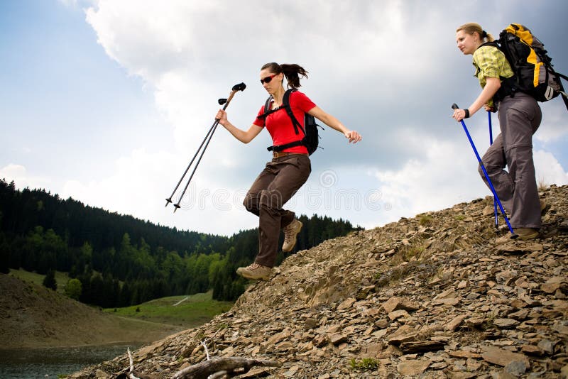 Ir de excursión a mujeres imagen de archivo. Imagen de senderismo ...