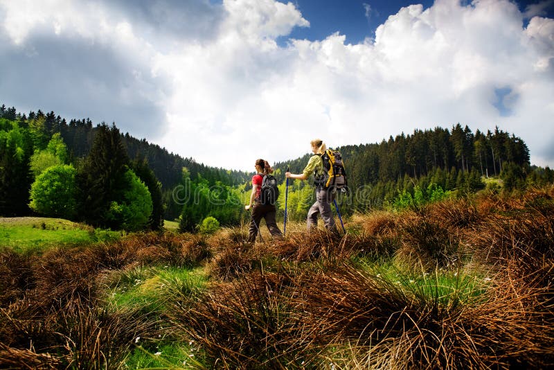 Ir de excursión a mujeres foto de archivo. Imagen de recorrido - 9372236