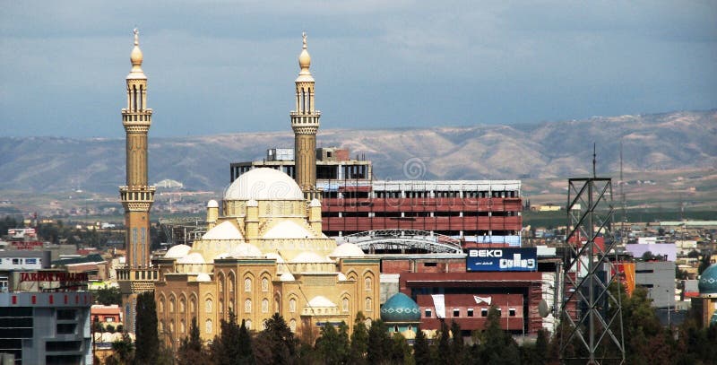 Jugendlicher, Der Die Kurdistanflagge Im Nord-Irak Zur ...