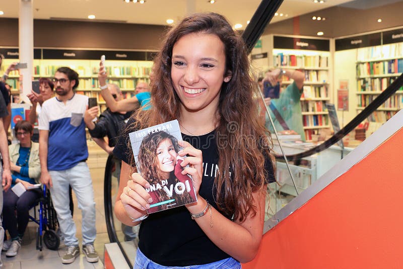 Iris Ferrari Youtuber, Italia Fotografia Editorial - Imagem de atum ...