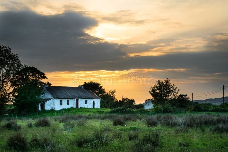 Irländsk Stuga På Landsbygden Redaktionell Arkivfoto - Bild av gräs ...