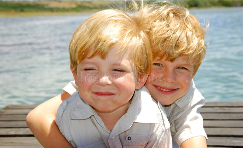 Irmãos felizes imagem de stock. Imagem de amar, despreocupado - 8783159