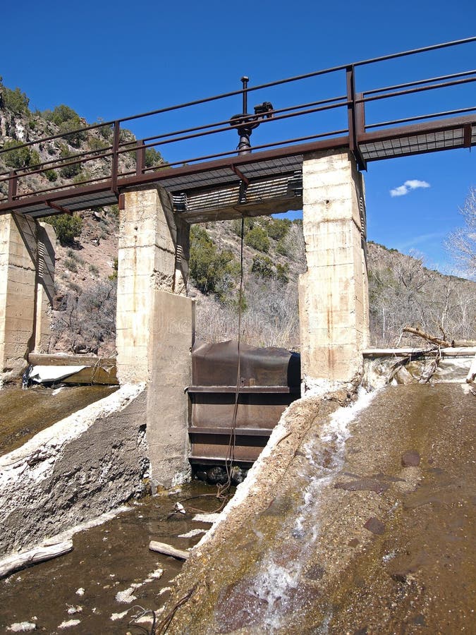 Irrigation gate stock image. Image of ebre, canal, lockgate - 31497133