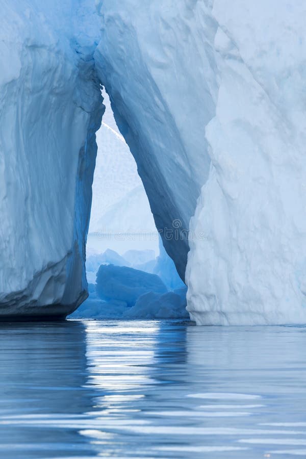 Isberg arkivfoto. Bild av smältning, kallt, mäta, hydrosfär - 76824552