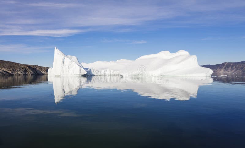 Isberg fotografering för bildbyråer. Bild av flottörhus - 76823757