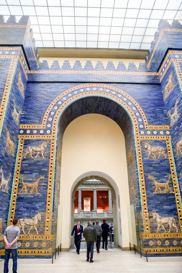 Ishtarpoort Van Babylon in Pergamon-museum, Berlijn - Duitsland ...
