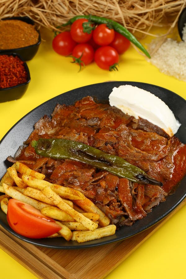 Iskender/comida Tradicional Turca Foto de archivo - Imagen de adornado ...
