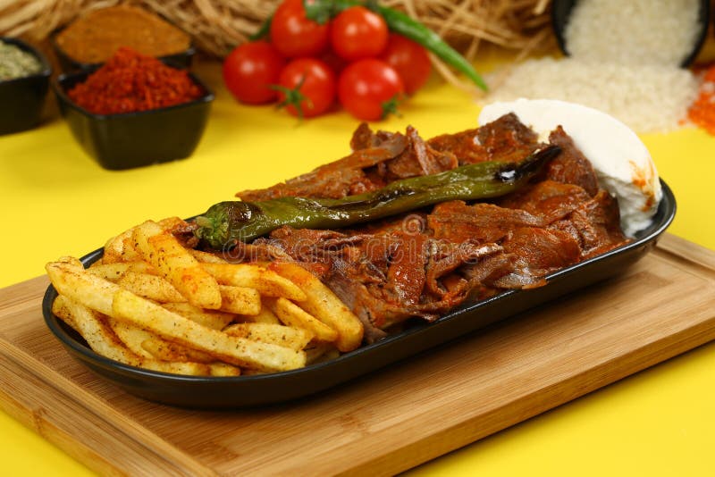 Iskender/comida Tradicional Turca Foto de archivo - Imagen de cordero ...