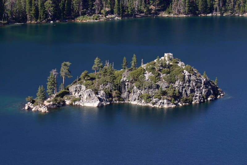 Isla imagen de archivo. Imagen de agua, barco, rico, isla - 1522689