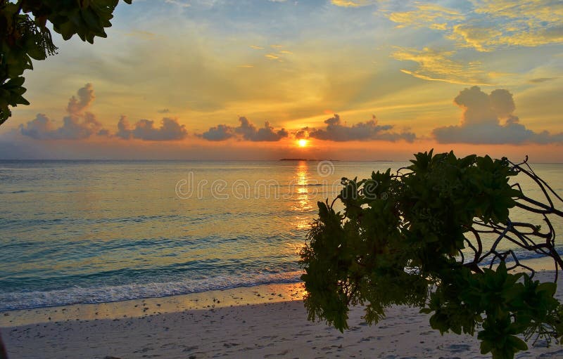 Isla Costera De Ukulhas En Maldivas Imagen de archivo - Imagen de cielo ...