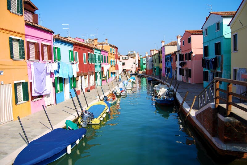 Isla de Burano foto de archivo. Imagen de turismo, romance - 26659008