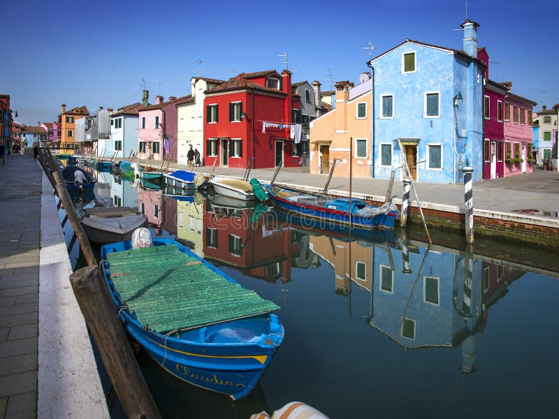 Isla de Burano, Venecia foto editorial. Imagen de azul - 25171836