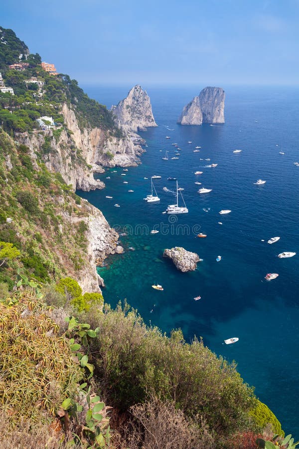 Isla De Capri, Italia Paisaje Costero Vertical Imagen de archivo ...